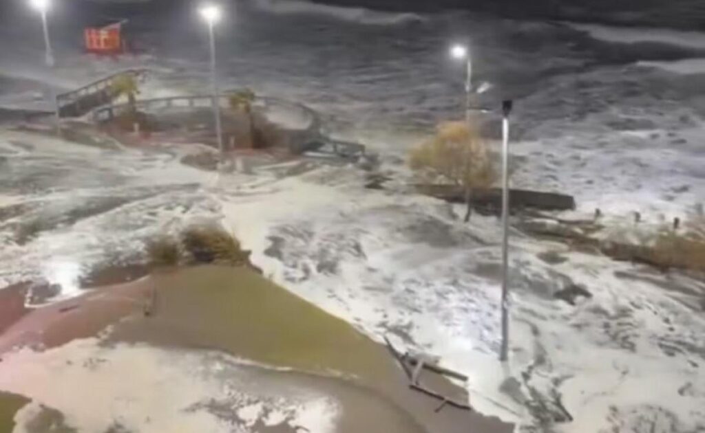 Temporal feroz en la Costa Atlántica: «hubo olas gigantes, calles bajo ...